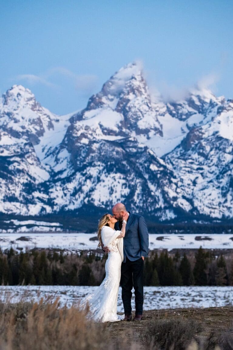The Best Guide to Get Married at the Wedding Tree | westernskyelopement.com